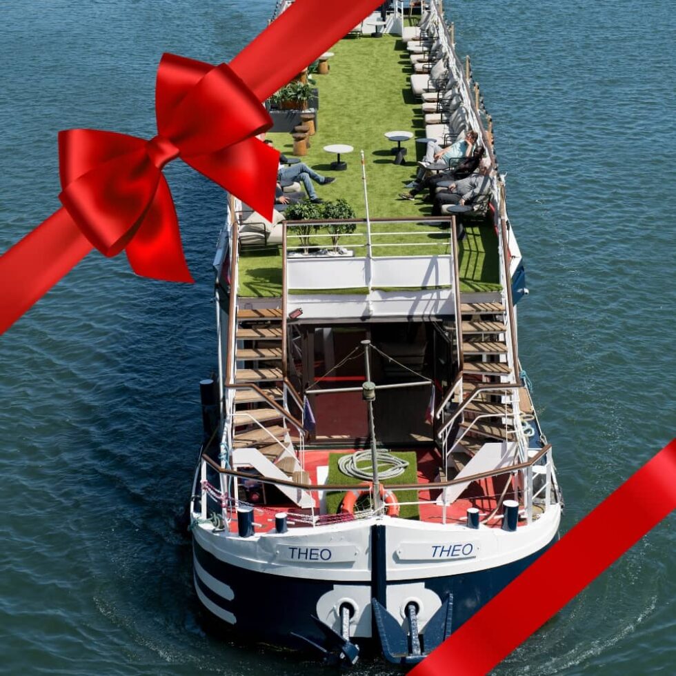 Where to eat the best Pavlova in Paris? Aboard the Diamant Bleu